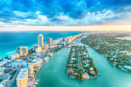 Palmy, plaże i ulice, które wyglądają jak plan zdjęciowy. Loty do Miami ...